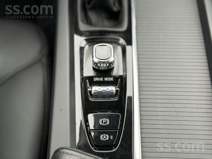 Grey Volvo V60 2020 in Riga, with an engine capacity of 2.00 L and mileage of 104 thousand km for 16900 €, photo 13 on AUTOMOTO.COM.LV