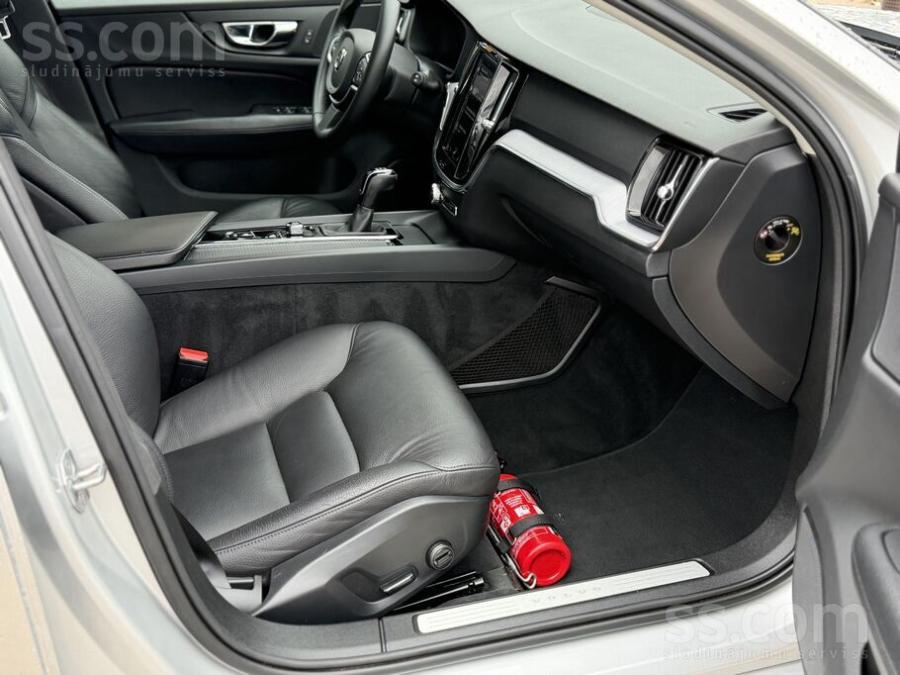Grey Volvo V60 2020 in Riga, with an engine capacity of 2.00 L and mileage of 104 thousand km for 16900 €, photo 15 on AUTOMOTO.COM.LV