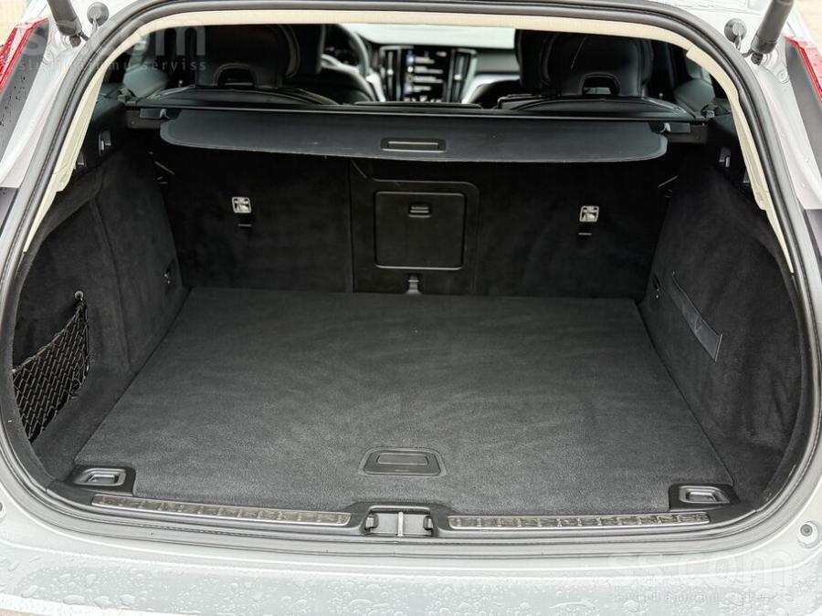 Grey Volvo V60 2020 in Riga, with an engine capacity of 2.00 L and mileage of 104 thousand km for 16900 €, photo 18 on AUTOMOTO.COM.LV