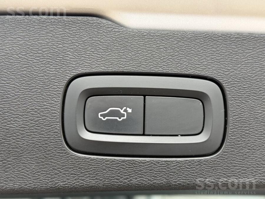 Grey Volvo V60 2020 in Riga, with an engine capacity of 2.00 L and mileage of 104 thousand km for 16900 €, photo 19 on AUTOMOTO.COM.LV