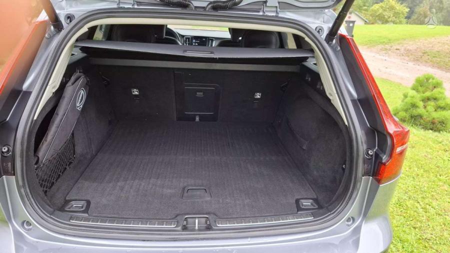 Grey Volvo V60 2020 in Ignalina, with an engine capacity of 2.00 L and mileage of 245 thousand km for 13000 €, photo 15 on AUTOMOTO.COM.LV