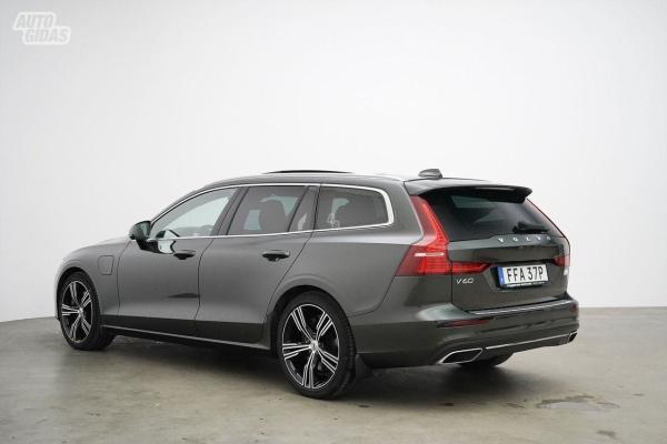Pelēks Volvo V60 2021 Kauņa, ar dzinēja tilpumu 0.00 L un nobraukumu 60 tūkst. km par 35115 €, foto 4 vietnē AUTOMOTO.COM.LV