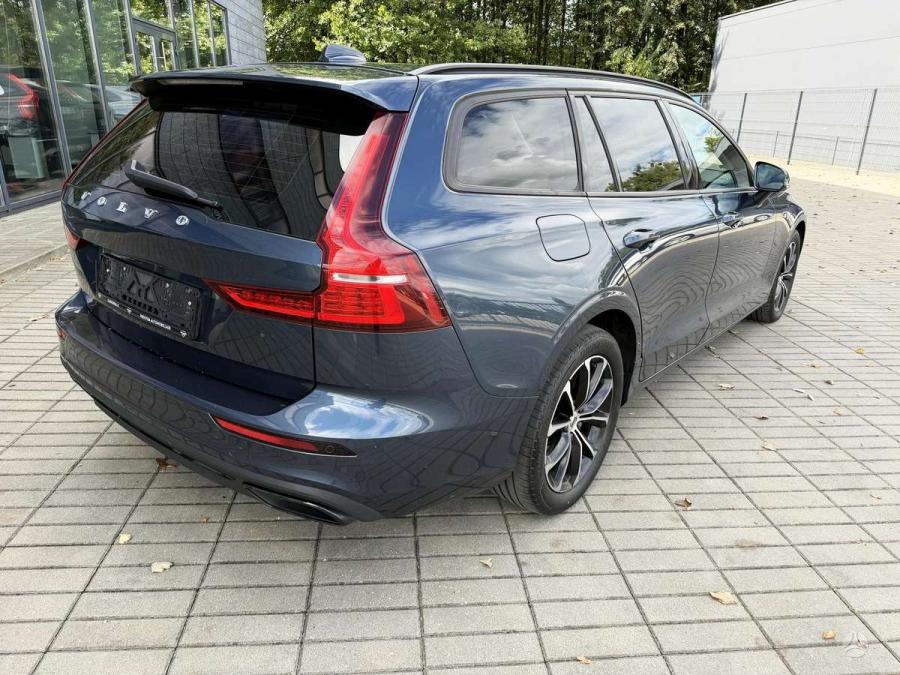 Grey Volvo V60 2022 in Kaunas, with an engine capacity of 1.97 L and mileage of 221 thousand km for 15900 €, photo 4 on AUTOMOTO.COM.LV