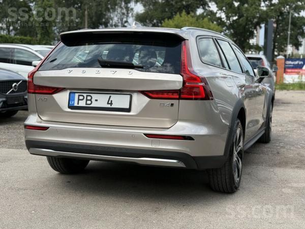 Pelēks Volvo V60 2023 Rīga, ar dzinēja tilpumu 2.00 L un nobraukumu 0 tūkst. km par 34800 €, foto 5 vietnē AUTOMOTO.COM.LV