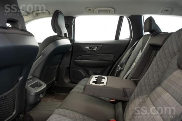Pelēks Volvo V60 2024 Rīga, ar dzinēja tilpumu 2.00 L un nobraukumu 29 tūkst. km par 30900 €, foto 9 vietnē AUTOMOTO.COM.LV