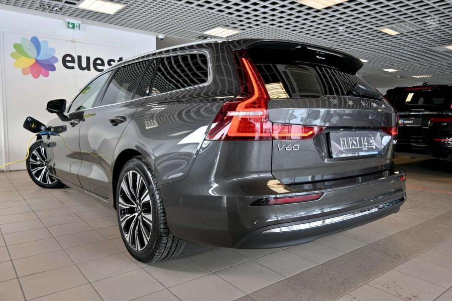 Pelēks Volvo V60 2025 Tallina, ar dzinēja tilpumu 0.00 L un nobraukumu 20 tūkst. km par 44990 €, foto 4 vietnē AUTOMOTO.COM.LV