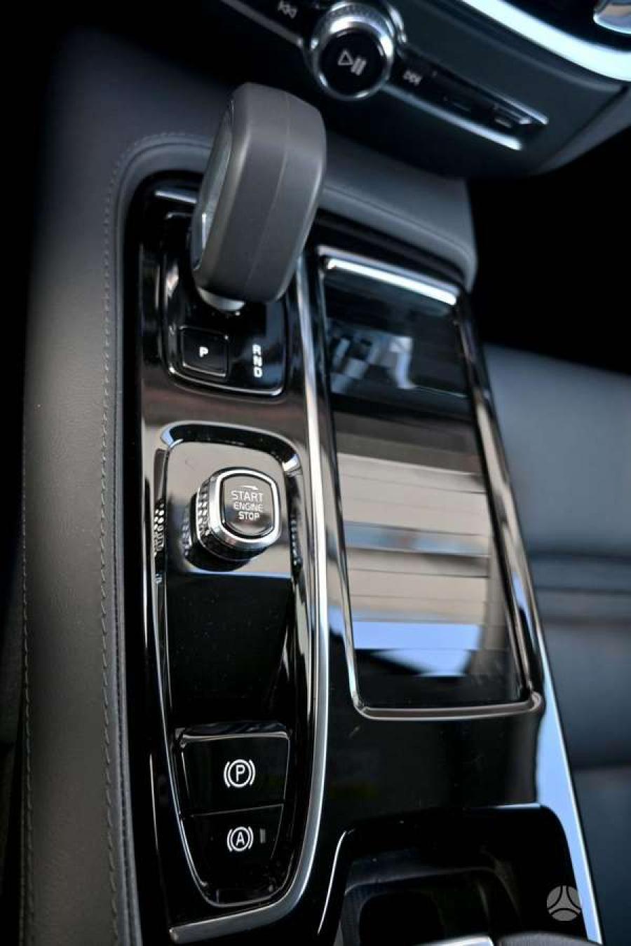 Pelēks Volvo V60 2025 Tallina, ar dzinēja tilpumu 0.00 L un nobraukumu 20 tūkst. km par 44990 €, foto 16 vietnē AUTOMOTO.COM.LV