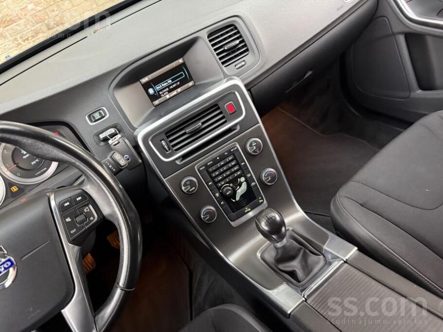Volvo V60 2012 in Riga, with an engine capacity of 2.00 L and mileage of 280 thousand km for 6480 €, photo 23 on AUTOMOTO.COM.LV