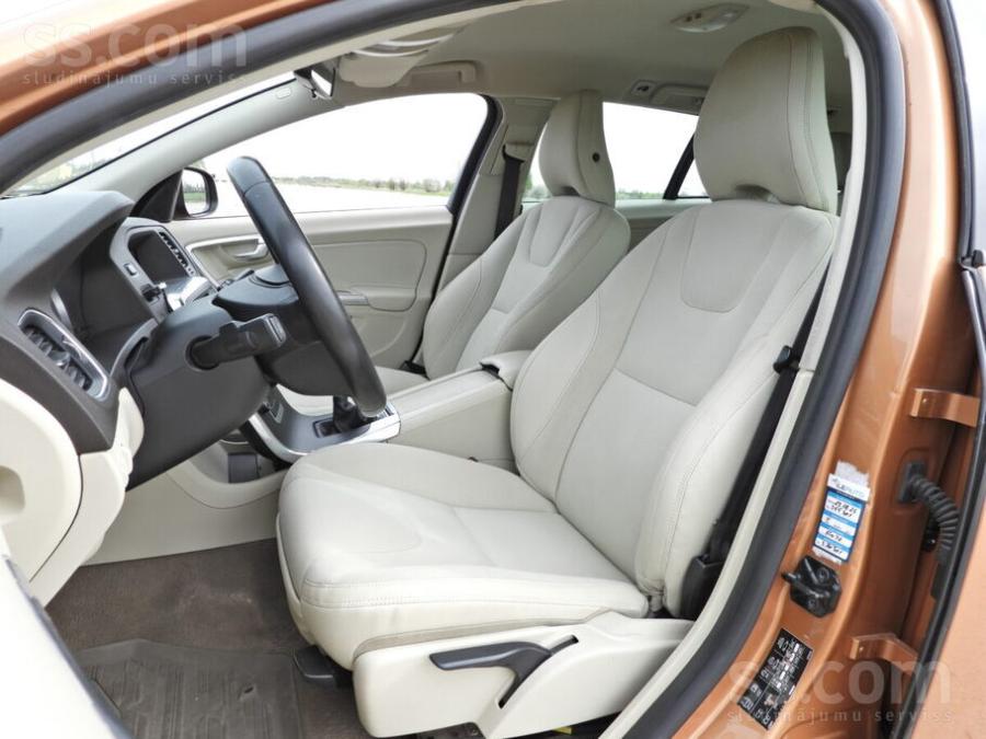Oranžs Volvo V60 2011 Rīga, ar dzinēja tilpumu 2.00 L un nobraukumu 371 tūkst. km par 5890 €, foto 10 vietnē AUTOMOTO.COM.LV