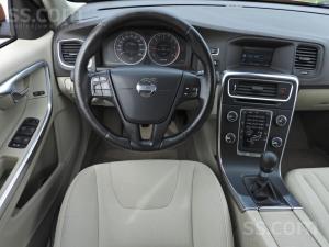 Oranžs Volvo V60 2011 Rīga, ar dzinēja tilpumu 2.00 L un nobraukumu 371 tūkst. km par 5890 €, foto 12 vietnē AUTOMOTO.COM.LV