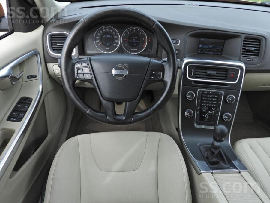 Oranžs Volvo V60 2011 Rīga, ar dzinēja tilpumu 2.00 L un nobraukumu 371 tūkst. km par 5890 €, foto 12 vietnē AUTOMOTO.COM.LV