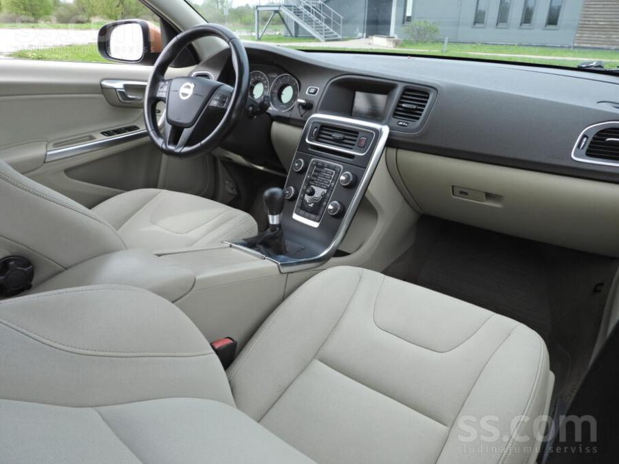 Oranžs Volvo V60 2011 Rīga, ar dzinēja tilpumu 2.00 L un nobraukumu 371 tūkst. km par 5890 €, foto 14 vietnē AUTOMOTO.COM.LV
