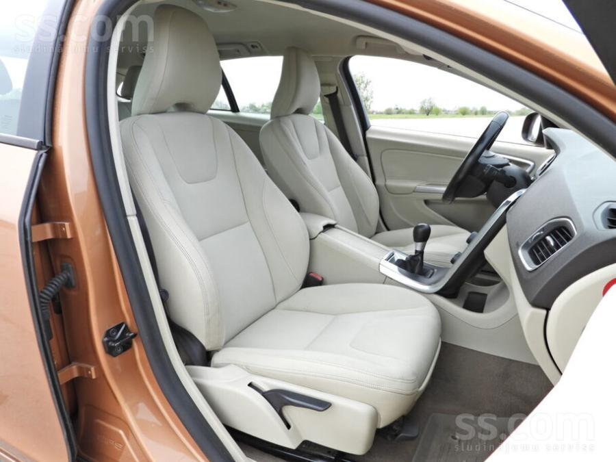 Oranžs Volvo V60 2011 Rīga, ar dzinēja tilpumu 2.00 L un nobraukumu 371 tūkst. km par 5890 €, foto 15 vietnē AUTOMOTO.COM.LV