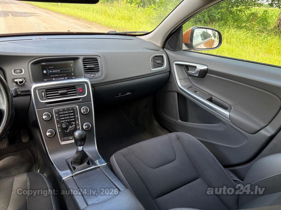 Oranžs Volvo V60 2011 Paide, ar dzinēja tilpumu 1.60 L un nobraukumu 313 tūkst. km par 5690 €, foto 16 vietnē AUTOMOTO.COM.LV