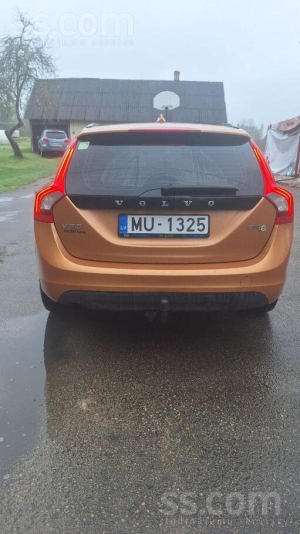 Oranžs Volvo V60 2011 Valmiera, ar dzinēja tilpumu 1.60 L un nobraukumu 315 tūkst. km par 4600 €, foto 3 vietnē AUTOMOTO.COM.LV
