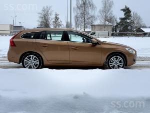 Orange Volvo V60 2012 in Rezekne, with an engine capacity of 2.40 L and mileage of 288 thousand km for 7700 €, photo 5 on AUTOMOTO.COM.LV