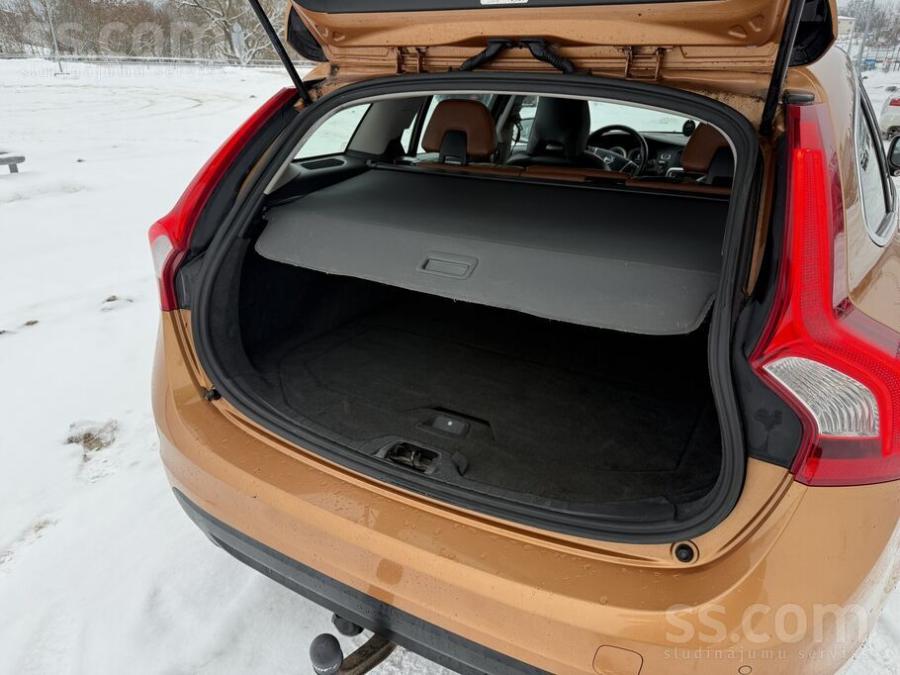 Orange Volvo V60 2012 in Rezekne, with an engine capacity of 2.40 L and mileage of 288 thousand km for 7700 €, photo 11 on AUTOMOTO.COM.LV