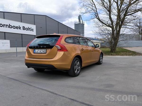 Orange Volvo V60 2012 in Riga, with an engine capacity of 2.00 L and mileage of 254 thousand km for 5500 €, photo 3 on AUTOMOTO.COM.LV