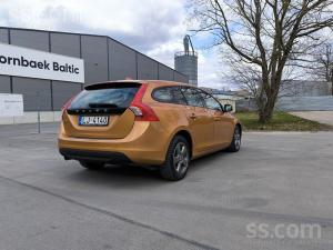 Orange Volvo V60 2012 in Riga, with an engine capacity of 2.00 L and mileage of 254 thousand km for 5500 €, photo 4 on AUTOMOTO.COM.LV