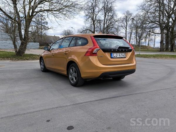 Orange Volvo V60 2012 in Riga, with an engine capacity of 2.00 L and mileage of 254 thousand km for 5500 €, photo 4 on AUTOMOTO.COM.LV