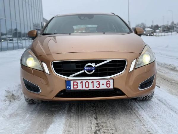 Orange Volvo V60 2012 in Rezekne, with an engine capacity of 2.40 L and mileage of 288 thousand km for 7700 €, photo 1 on AUTOMOTO.COM.LV