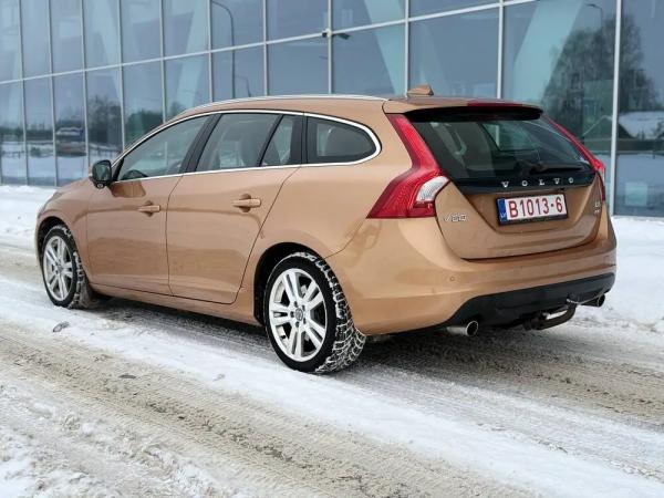 Orange Volvo V60 2012 in Rezekne, with an engine capacity of 2.40 L and mileage of 288 thousand km for 7700 €, photo 6 on AUTOMOTO.COM.LV