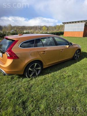 Oranžs Volvo V60 2013 Valmiera, ar dzinēja tilpumu 2.40 L un nobraukumu 372 tūkst. km par 6500 €, foto 3 vietnē AUTOMOTO.COM.LV