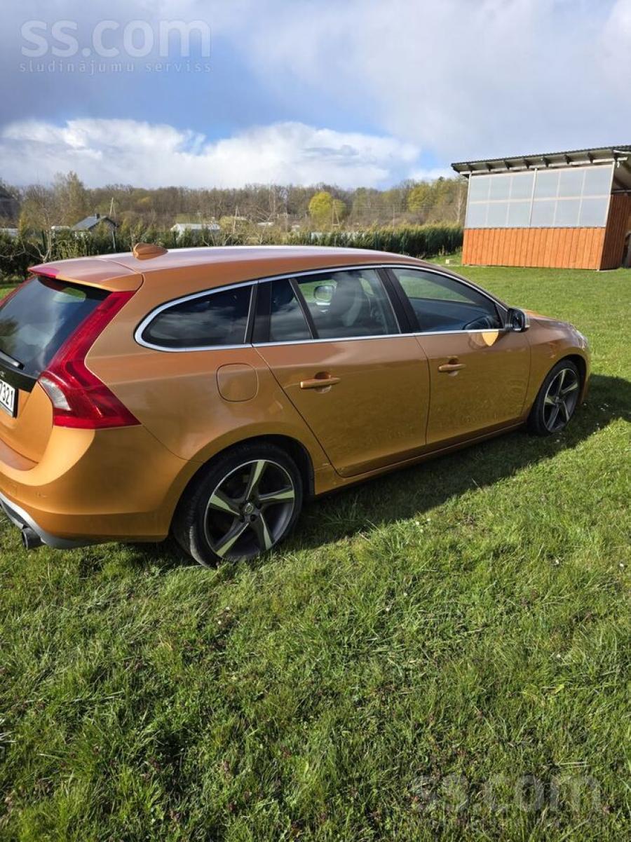 Oranžs Volvo V60 2013 Valmiera, ar dzinēja tilpumu 2.40 L un nobraukumu 372 tūkst. km par 6500 €, foto 3 vietnē AUTOMOTO.COM.LV