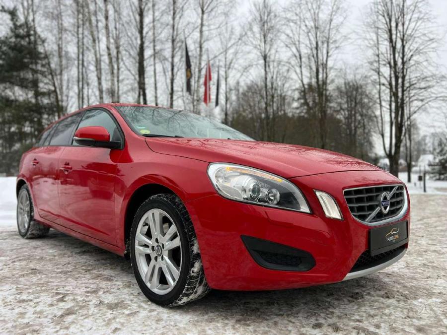 Red Volvo V60 2012 in Kazlu Ruda, with an engine capacity of 1.98 L and mileage of 261 thousand km for 5400 €, photo 2 on AUTOMOTO.COM.LV