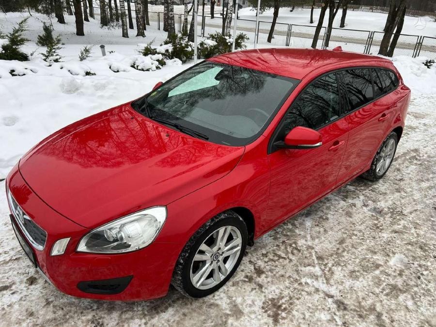 Red Volvo V60 2012 in Kazlu Ruda, with an engine capacity of 1.98 L and mileage of 261 thousand km for 5400 €, photo 6 on AUTOMOTO.COM.LV