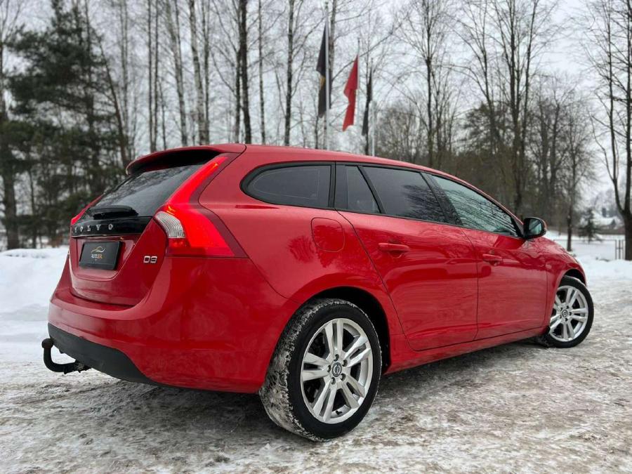Red Volvo V60 2012 in Kazlu Ruda, with an engine capacity of 1.98 L and mileage of 261 thousand km for 5400 €, photo 7 on AUTOMOTO.COM.LV