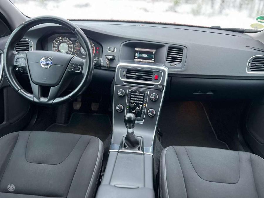 Red Volvo V60 2012 in Kazlu Ruda, with an engine capacity of 1.98 L and mileage of 261 thousand km for 5400 €, photo 14 on AUTOMOTO.COM.LV