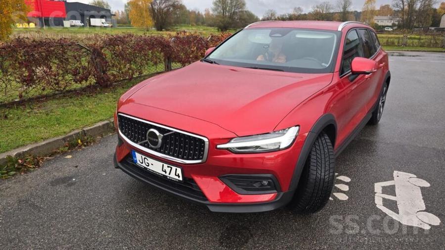 Red Volvo V60 2022 in Riga, with an engine capacity of 2.00 L and mileage of 45 thousand km for 35000 €, photo 3 on AUTOMOTO.COM.LV