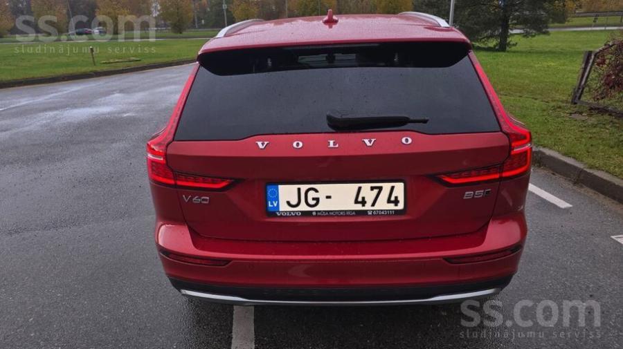 Red Volvo V60 2022 in Riga, with an engine capacity of 2.00 L and mileage of 42 thousand km for 30800 €, photo 3 on AUTOMOTO.COM.LV
