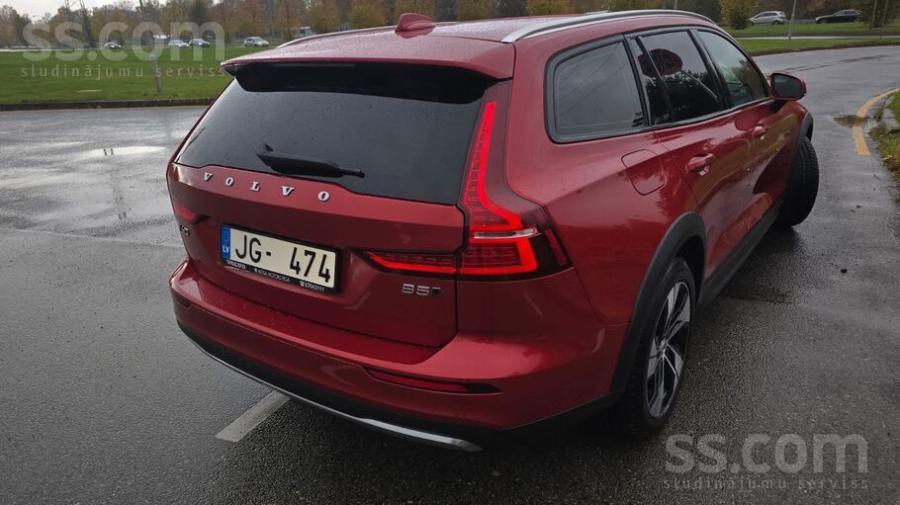 Red Volvo V60 2022 in Riga, with an engine capacity of 2.00 L and mileage of 42 thousand km for 30800 €, photo 5 on AUTOMOTO.COM.LV