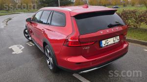 Red Volvo V60 2022 in Riga, with an engine capacity of 2.00 L and mileage of 42 thousand km for 30800 €, photo 7 on AUTOMOTO.COM.LV