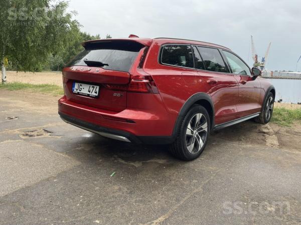 Красный Вольво B60 2022 в Рига, объемом двигателя 2.00 л и пробегом 45 тыс. км за 29900 €, фото 3 на AUTOMOTO.COM.LV