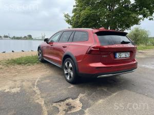 Sarkans Volvo V60 2022 Rīga, ar dzinēja tilpumu 2.00 L un nobraukumu 45 tūkst. km par 29800 €, foto 3 vietnē AUTOMOTO.COM.LV