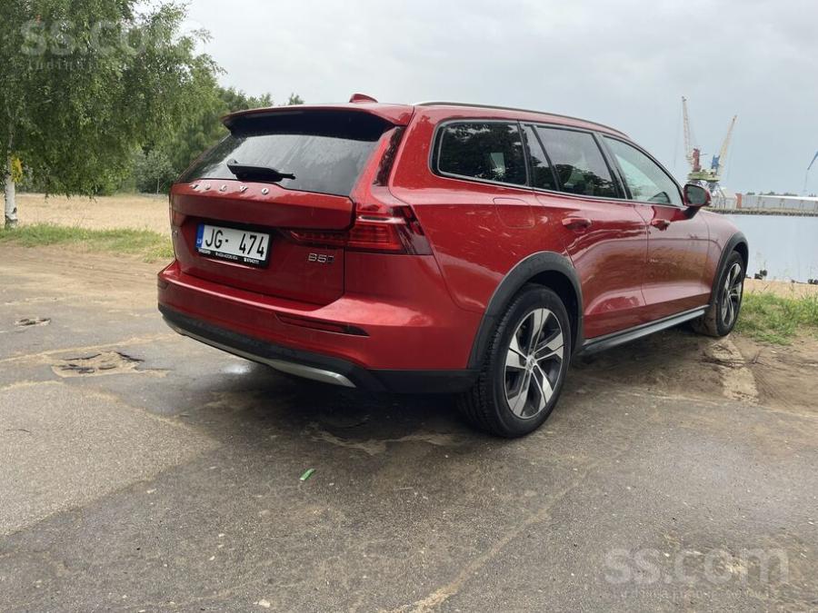 Sarkans Volvo V60 2022 Rīga, ar dzinēja tilpumu 2.00 L un nobraukumu 45 tūkst. km par 29800 €, foto 4 vietnē AUTOMOTO.COM.LV
