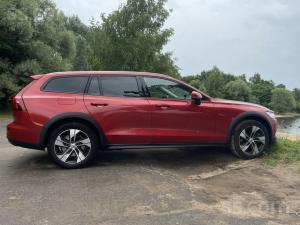 Sarkans Volvo V60 2022 Rīga, ar dzinēja tilpumu 2.00 L un nobraukumu 45 tūkst. km par 29800 €, foto 5 vietnē AUTOMOTO.COM.LV