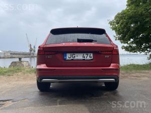 Sarkans Volvo V60 2022 Rīga, ar dzinēja tilpumu 2.00 L un nobraukumu 45 tūkst. km par 29800 €, foto 9 vietnē AUTOMOTO.COM.LV