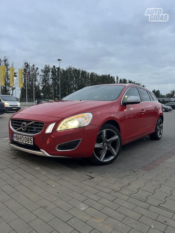 Sarkans Volvo V60 2011 Kauņa, ar dzinēja tilpumu 2.40 L un nobraukumu 330 tūkst. km par 5800 €, foto 1 vietnē AUTOMOTO.COM.LV