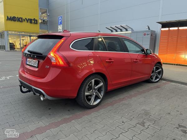 Sarkans Volvo V60 2011 Kauņa, ar dzinēja tilpumu 2.40 L un nobraukumu 330 tūkst. km par 5800 €, foto 2 vietnē AUTOMOTO.COM.LV
