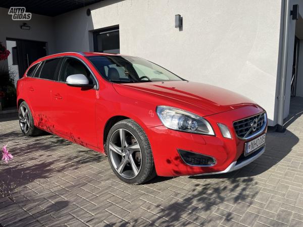 Sarkans Volvo V60 2011 Kauņa, ar dzinēja tilpumu 2.40 L un nobraukumu 330 tūkst. km par 5800 €, foto 4 vietnē AUTOMOTO.COM.LV