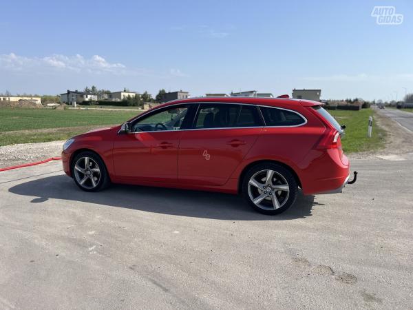 Sarkans Volvo V60 2011 Kauņa, ar dzinēja tilpumu 2.40 L un nobraukumu 330 tūkst. km par 5800 €, foto 9 vietnē AUTOMOTO.COM.LV
