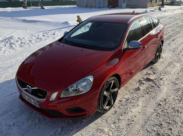 Sarkans Volvo V60 2011 Alīta, ar dzinēja tilpumu 1.60 L un nobraukumu 235 tūkst. km par 6400 €, foto 3 vietnē AUTOMOTO.COM.LV