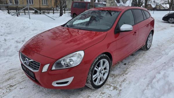 Red Volvo V60 2011 in Siauliai, with an engine capacity of 2.40 L and mileage of 293 thousand km for 5950 €, photo 1 on AUTOMOTO.COM.LV