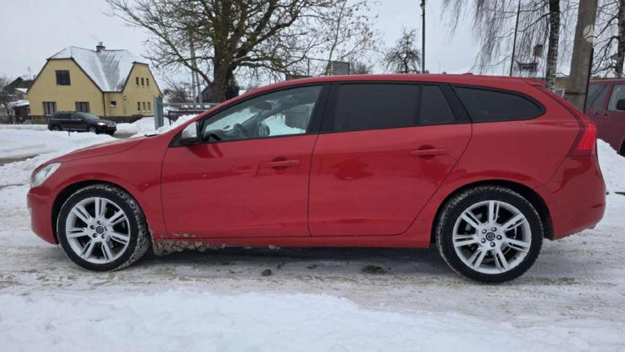 Red Volvo V60 2011 in Siauliai, with an engine capacity of 2.40 L and mileage of 293 thousand km for 5950 €, photo 2 on AUTOMOTO.COM.LV