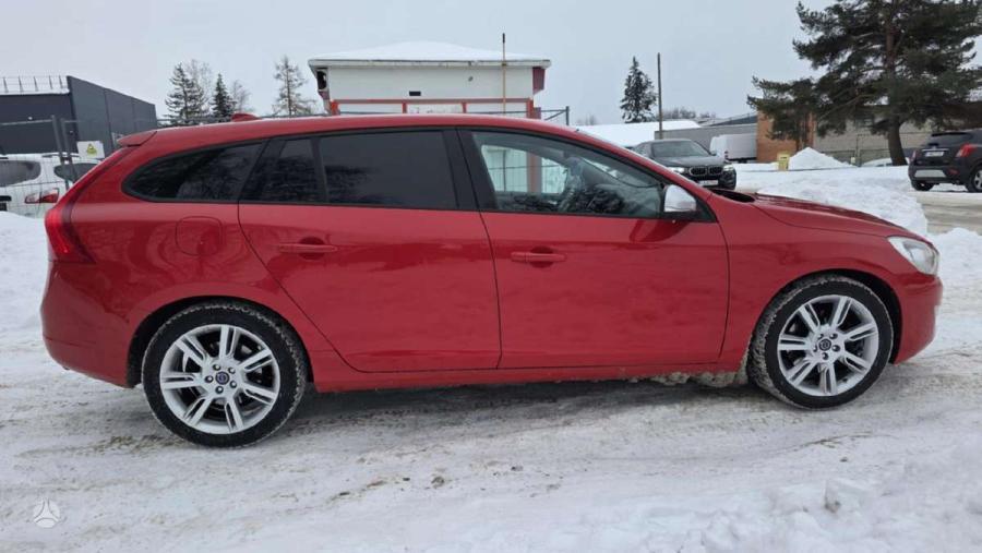 Red Volvo V60 2011 in Siauliai, with an engine capacity of 2.40 L and mileage of 293 thousand km for 5950 €, photo 6 on AUTOMOTO.COM.LV