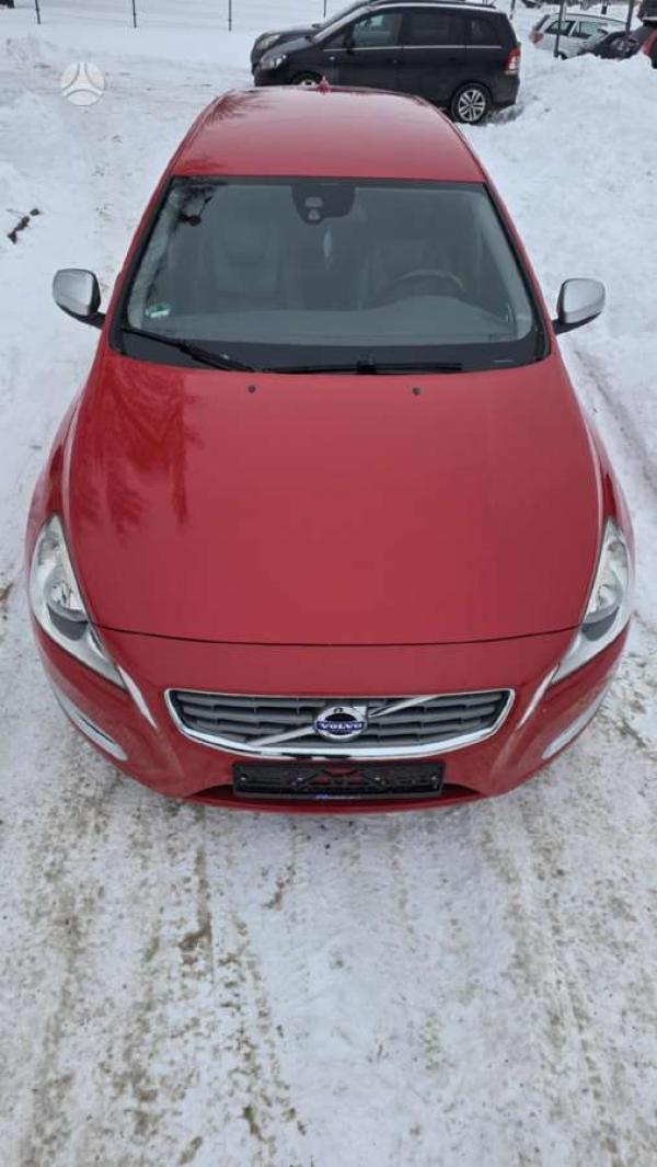 Red Volvo V60 2011 in Siauliai, with an engine capacity of 2.40 L and mileage of 293 thousand km for 5950 €, photo 9 on AUTOMOTO.COM.LV